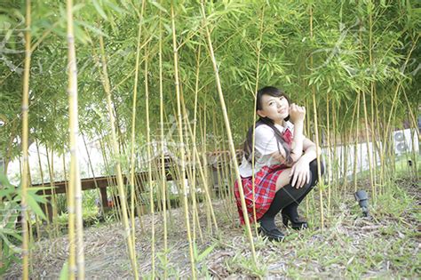 待ち合わせに遅刻したら座って待ってた彼女 美人女性モデルの写真素材なら美scene
