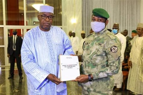Projet De Constitution Du Mali Le Document Final Remis à Assimi Goïta