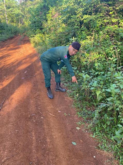 មន្ត្រីនគរបាលសេដ្ឋកិច្ចក្រសួងមហាផ្ទៃប្រចាំការនៅខេត្តមណ្ឌលគិរីផ្ទុះអាវុធចំនួន៣គ្រាប់ប្រហែលចរចាតម្