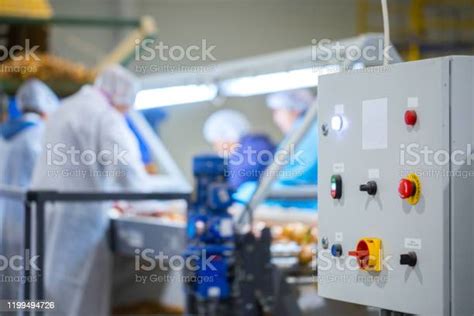 컨베이어 정렬 라인의 장치 제어 패널 대형 농업 회사의 작물 식품 또는 상품의 등급 포장 및 보관을 위한 생산 시설 백그라운드에서 디포커스를 하는 작업자 건축물에 대한 스톡