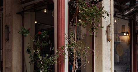 갈색 거리 건축 경치가 좋은 구시가지 길모퉁이 도시 도시 경관 도시 장식 도시 풍경 도시의 러스틱 레스토랑 매력적인 거리 모서리 빈티지 소박한