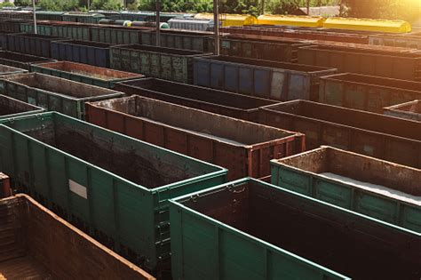 도시화물 터미널에서 화물 열차 기차 주차장에서 철도 아레인은 역에 도착했다 수출 물류 배경에 대한 항구 사용 창고에서화물 열차 컨테이너화물 열차 플랫폼 강철에 대한 스톡