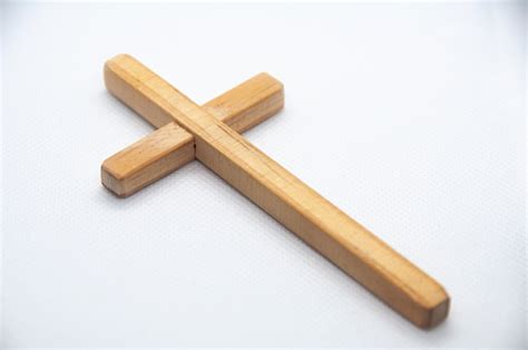 성 금요일 사순절 및 성주간 개념을 나타내는 흰색 표지 배경에 나무 십자가 0명에 대한 스톡 사진 및 기타 이미지 0명