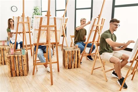 Groep Mensen Glimlachen Gelukkig Tekenen In Kunststudio Stock Foto
