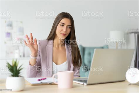 반응하는 친절한 여성 심리학자는 화상 통화로 고객을 맞이합니다 카메라 노트북 너도밤 나무에 손을 흔들고 원격 수신 30 34세에