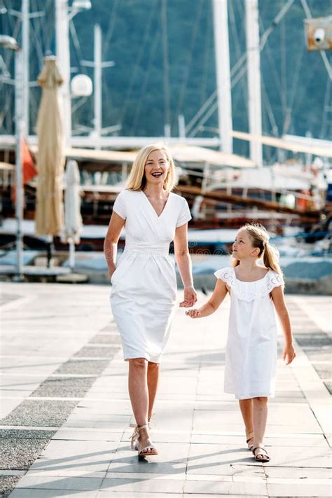 Madre Rubia Caucásica Sonriente E Hija Caminando Por El Puerto Con