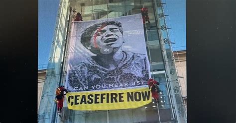 Activistas De Greenpeace Cuelgan Una Pancarta Pidiendo Un Alto El