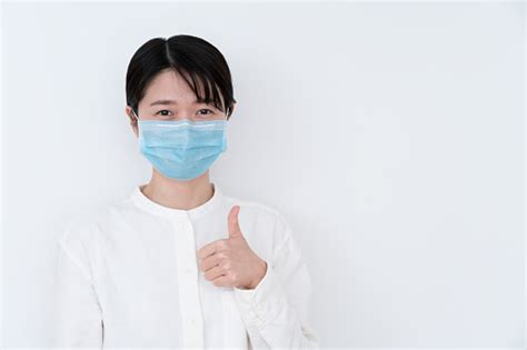 보호 마스크를 착용 하 고 주는 엄지 손가락 사인을 입고 아시아 여자 긍정적인 감정 표현에 대한 스톡 사진 및 기타 이미지