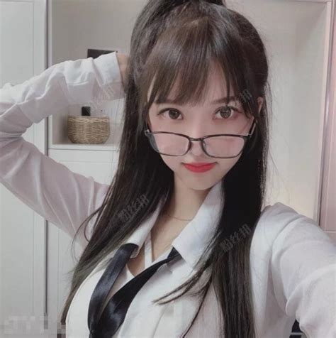 斗鱼南妹儿直播露底，露出红色内裤被封禁，事后表态又要凉了 女人吧