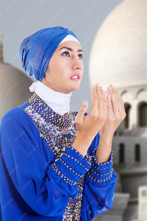 Premium Photo Attractive Muslim Girl Praying At Mosque