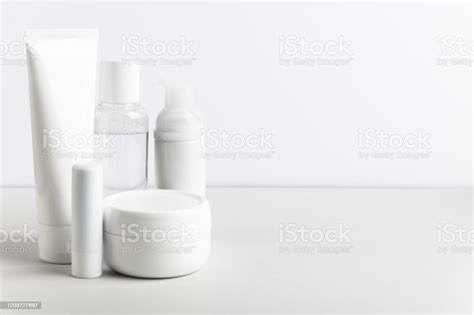 얼굴 및 바디 케어 화장품 병 조성물은 흰색 배경 젤 튜브 립스틱 크림 항아리 브랜드 가없는 빈 패키지 가벼운 배경을 가진 스킨