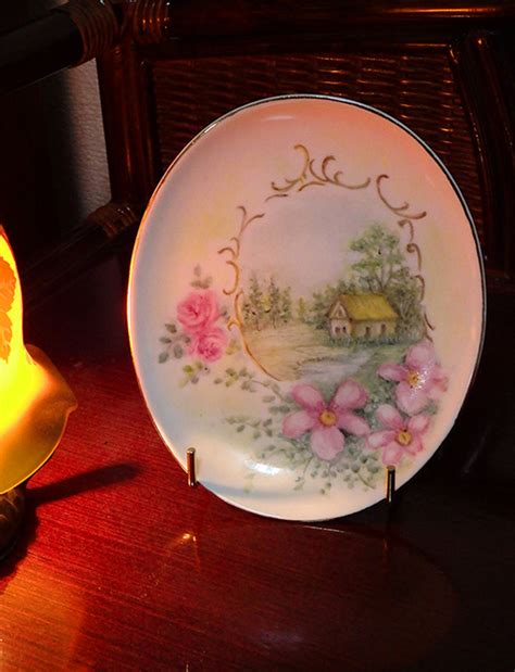 可愛いお家とピンクの花 ＆ 黄色い花の絵付けが2回焼成です。レトロなランプの光で感じ良く撮れました。 屋根裏アトリエ ～田中より子のホームページ～