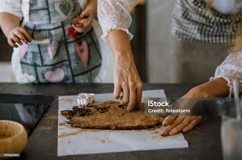 쿠키 커터를 사용하여 쿠키 반죽의 모양을 잘라내는 어머니와 딸 2 3 살에 대한 스톡 사진 및 기타 이미지 2 3 살 2명
