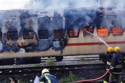 Foto Kebakaran Gerbong Kereta Di India Usai Penumpang Bikin Teh 9