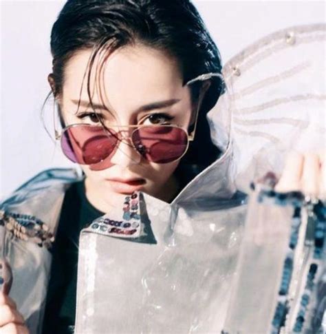 迪麗熱巴新照破繭成蝶，網友：睡衣那張最好看！ 每日頭條