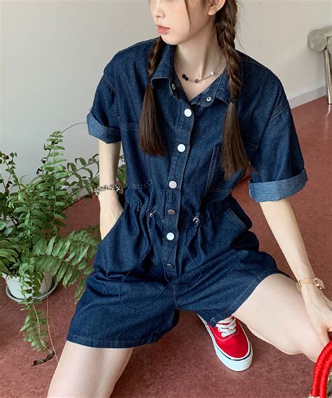 데님 점프슈트 셔츠 카라 똑딱이단추 앞포켓 허리스트링 루즈핏 반바지 청 점프슈트 봄 여름 넉넉한 여유핏 입기편한 화사한 연청 데일리룩 캐주얼 여행 피크닉 룩