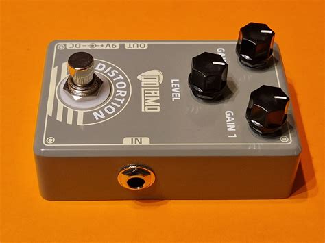 Dolamo D-5 Distortion - Effects Pedals