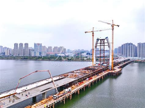 江西于都：斜拉索大桥建设如火如荼 人民图片网