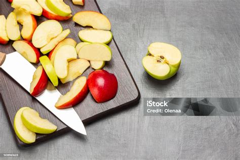 반 녹색 사과 커팅 보드에 녹색과 빨간색 사과와 부엌 칼 조각 건강한 생활방식에 대한 스톡 사진 및 기타 이미지 건강한 생활방식 건강한 식생활 과일 Istock