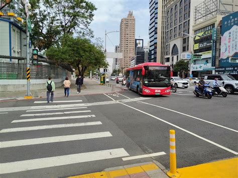 【路口停讓 聯手守護路口行人安全】 高雄市區監理所 守護安全ㄟ好厝邊