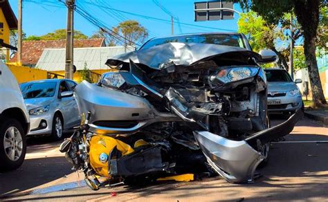 Moto Vai Parar Embaixo De SUV Em Acidente Em Curitiba Idosa E Jovem