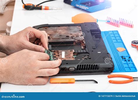 Engineer Makes Dismantling Of Ram For Disassembling And Repairing A