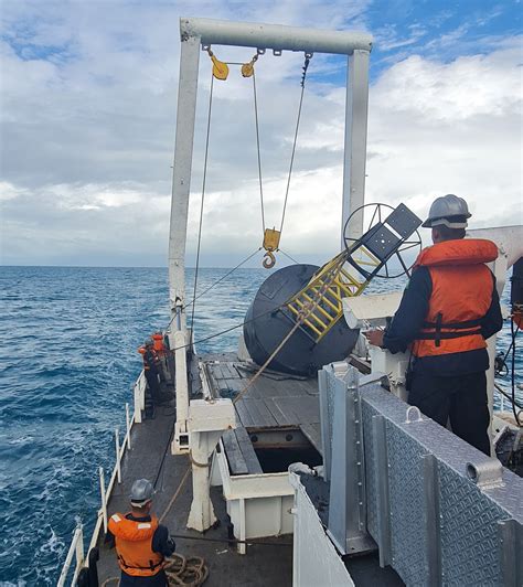 Navio Hidrográfico Balizador Tenente Boanerges Realiza O Lançamento Da