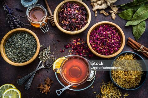 다양한 말린 차 잎과 갈색 테이블에 위에서 촬영 꽃 차 컵 허브 차에 대한 스톡 사진 및 기타 이미지 허브 차 0명 갈색 Istock