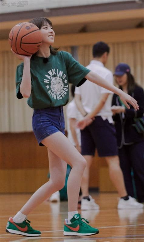 李凯馨穿牛仔短裤打篮球美腿光滑（24） 图片 名腿网