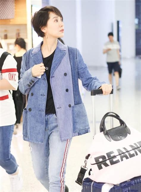 海清穿牛仔裝帥氣時髦，單手插兜推行李，網友：秒變機場走秀 每日頭條