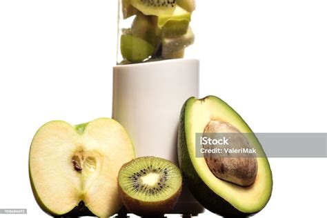 에 스무디 믹서 기에 잘게 썬된 과일입니다 흰색 배경 공간을 복사 합니다 건강한 생활방식에 대한 스톡 사진 및 기타 이미지 건강한 생활방식 건강한 식생활 과일