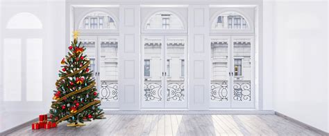 빨간색과 금색 장식품과 빨간색 선물 상자가 있는 크리스마스 트리는 방 3d 렌더링에 있는 세 개의 흰색 창 앞에 있습니다 크리스마스에 대한 스톡 사진 및 기타 이미지