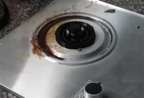 这个清洗灶台油污的方法太棒了不论多脏的灶台都能轻松洗净
