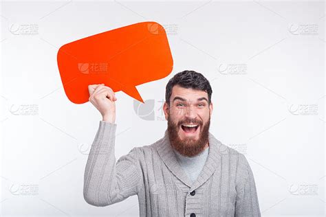 不要错过它看看这个橙色泡泡演讲的信息有胡子的男人在白色背景上拿着一个