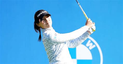 포토 리디아 고정상을 바라본다