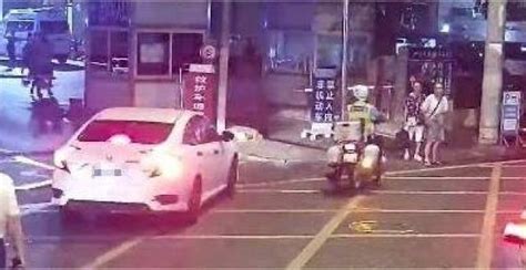 小孩被烫伤成都交警紧急开道送医 事后家属赠锦旗致谢｜看见正能量腾讯新闻