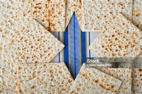유월절 축하 개념입니다 파란색 배경에 Matzah 흰색과 노란색 장미 키파와 호두로 만든 다윗의 푸른 별 전통적인 의식 유대인