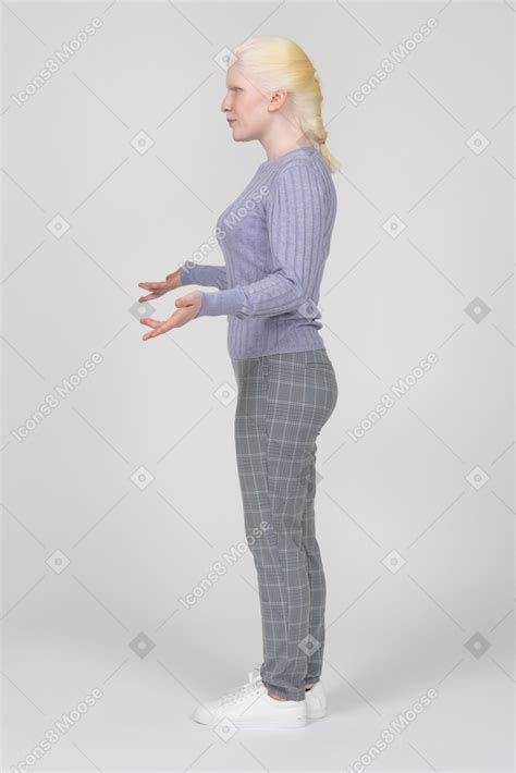 어깨를 으쓱하는 젊은 여성의 모습 사진