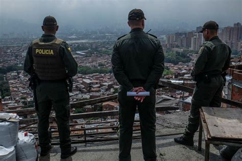 Ataque Con Explosivos En Colombia Deja Varios Policías Muertos Cnn