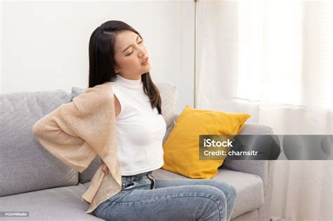 여자는 사무실 증후군 요통으로 고통받는 그녀의 등을 만진다 복부에 대한 스톡 사진 및 기타 이미지 복부 허리통증 25