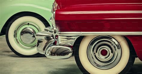 나란히 주차된 두 대의 빈티지 미국 자동차의 복고풍 스타일 이미지 사진 Unsplash의 자동차 사진 이미지