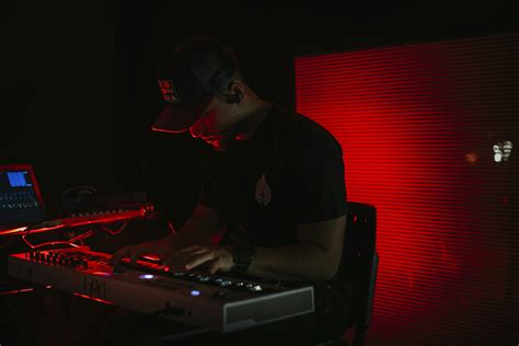 검은 색 노트북 컴퓨터를 사용 하 여 검은 모자를 쓴 검은 색 승무원 목 티셔츠를 입은 남자 사진 Unsplash의 무료 사람 이미지