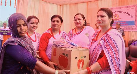 Shirish Newsमटिहानीका आगलागि पीड़ितलाई नेपाल प्रहरी श्रीमती संघ द्वारा