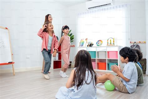 Asiatique Belle Jeune Femme Enseignante Enseignant Une Leçon à Un Enfant à Lécole Des Femmes