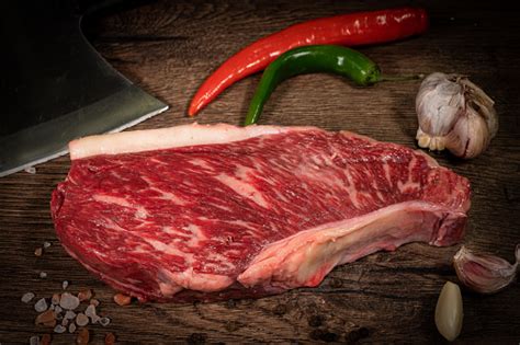 쇠고기 고기의 신선한 생 조각 검은 배경에 스트립 로인 스테이크 상단보기 대리석 고기 조각 뉴욕 0명에 대한 스톡 사진 및 기타 이미지 Istock