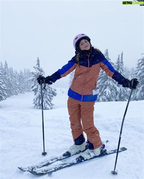 Shiloh Nelson Instagram Swipe To See A Vid Of Me Skiing 😁 Gethu Cinema