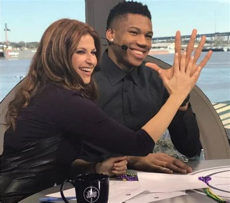 Nba球星的无敌大手，字母哥巨手28cm，乔丹轻松抓南瓜 搜狐体育