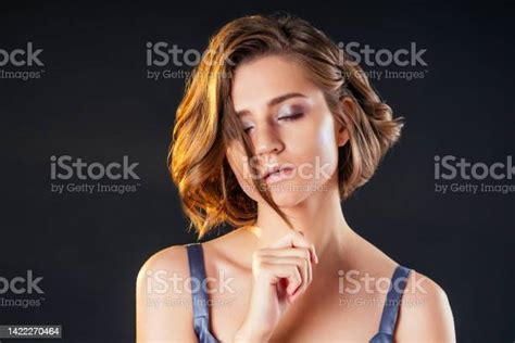 젊고 아름다운 여자 짧은 이발 머리 곱슬 머리와 저녁 메탈릭 메이크업 완벽한 스킨 스튜디오 블랙 배경에 촬영패션 모델 관능적 인 모습 20 24세에 대한 스톡 사진 및 기타