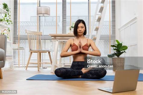 집에서 요가 스트레칭 요가를하는 젊은 아시아 여성 행복한 사람들은 집에 머물며 거실에서 유산소 운동을합니다 잠금 활동을하는 소녀