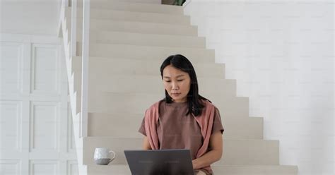 노트북을 가진 젊은 진지한 사업가는 하얀 계단에 앉아 새로운 프로젝트의 발표에 집중 사진 Unsplash의 계단 이미지